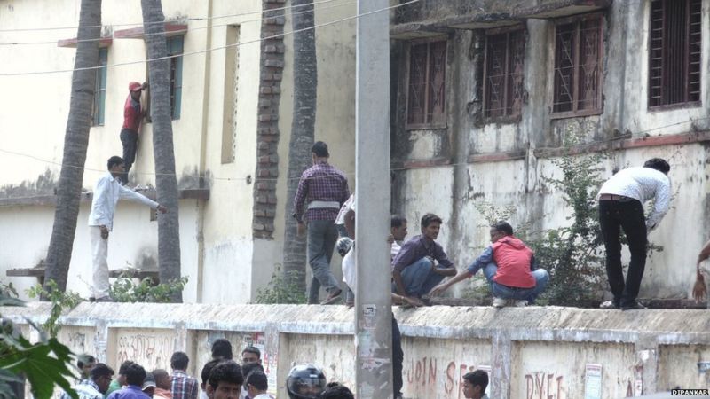 Siswa 'menyontek' terang-terangan di India. - BBC News Indonesia