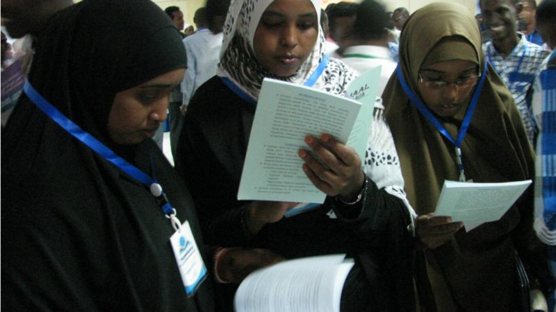 Sawirro buugaag lagu soo bandhigay Muqdisho - BBC News Somali