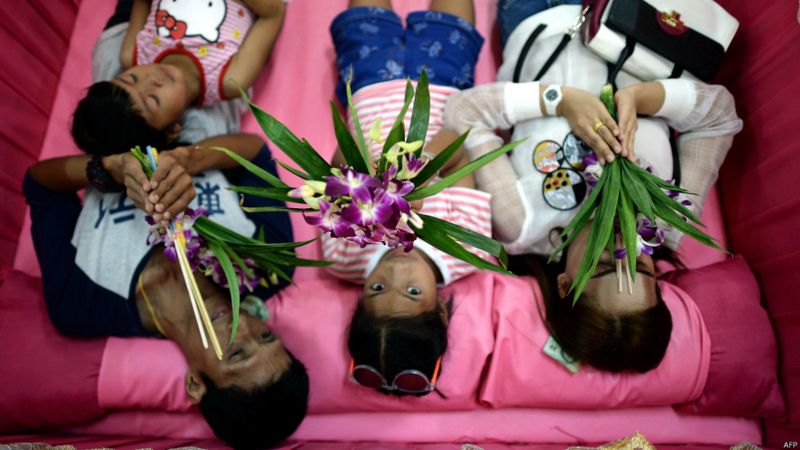 Ritual agama bertema kematian di Thailand - BBC News Indonesia