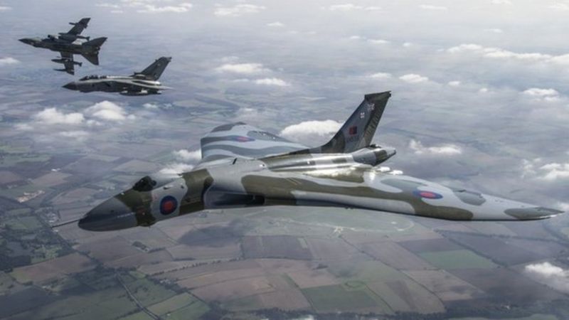 Last Vulcan bomber final flight over Doncaster airport - BBC News