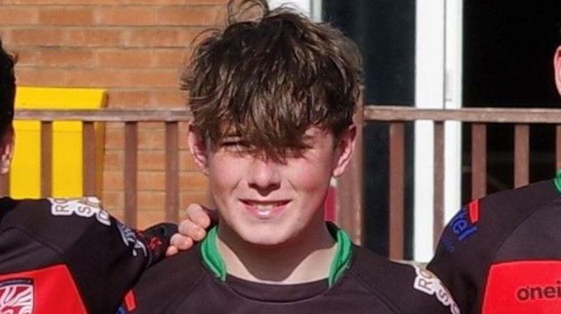 Oswestry rugby club raises thousands for teen player - BBC News