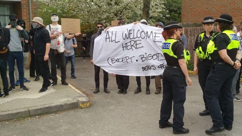 Demonstrators protest outside new Tilehurst mosque site - BBC News