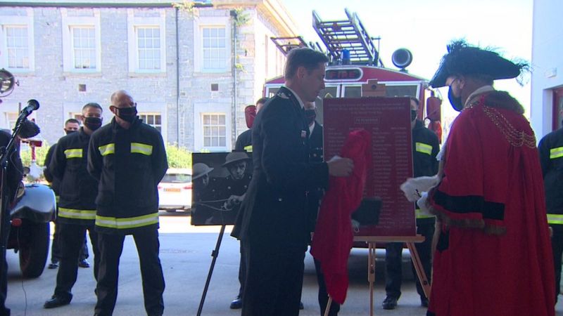 Plymouth Blitz: Plaque for 48 firefighters unveiled - BBC News