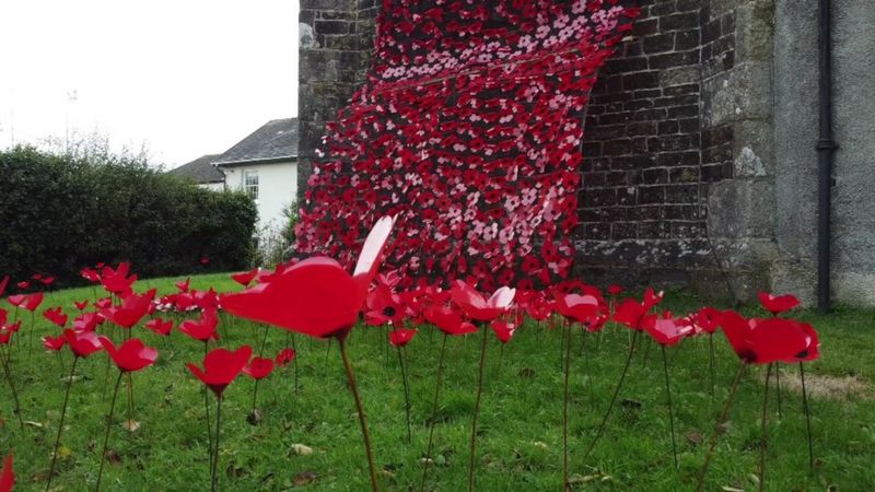 Wellesbourne Remembrance cascade of poppies knitted by villagers - BBC News