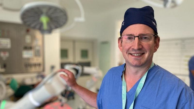 New surgical robot used for first procedures in Swindon - BBC News