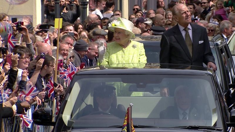 Queen's 90th birthday: Beacons lit amid UK celebrations - BBC News