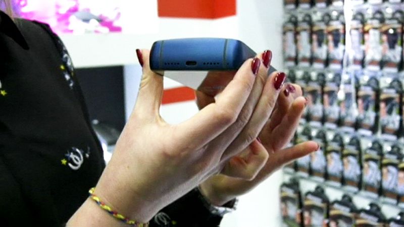 Energizer 'thick boi' phone gives 50 days of battery life - BBC News