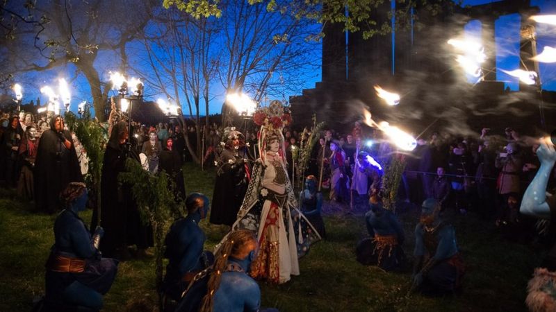 Fire festival lights up Edinburgh's skyline - BBC News