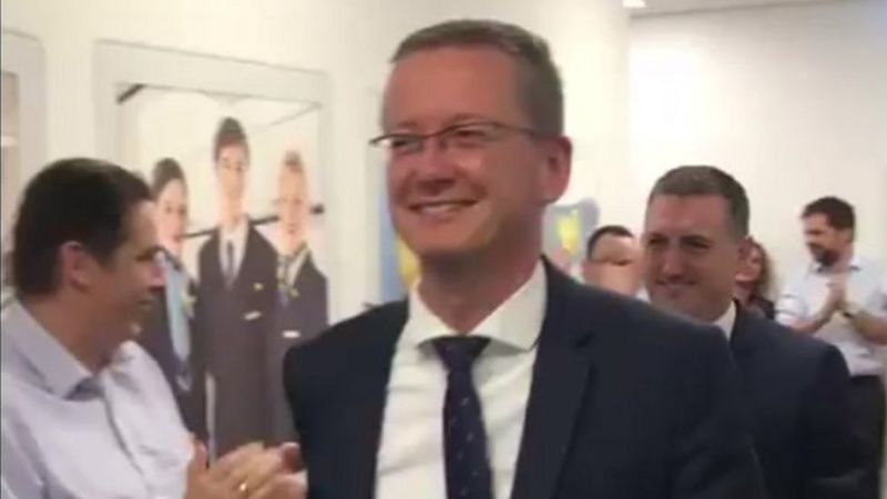 Thomas Cook boss 'sorry' over collapse but defends pay and bonus - BBC News