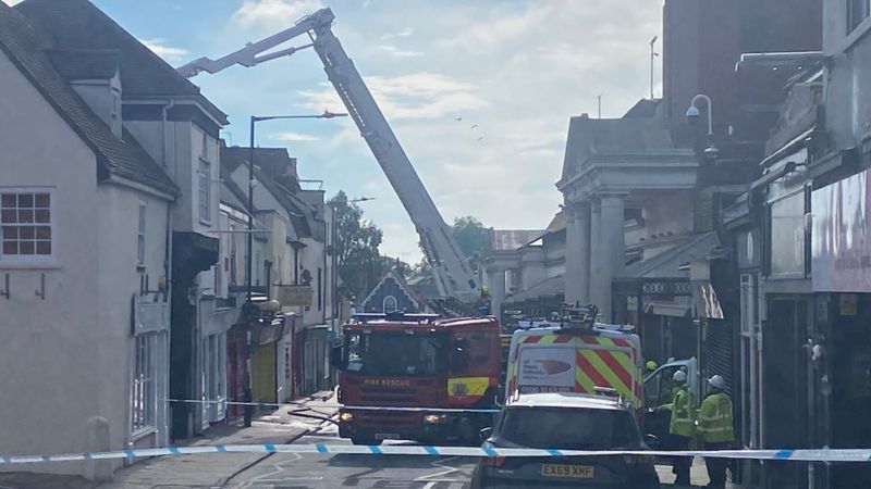 Colchester fire: Crews tackle shop and cafe blaze - BBC News
