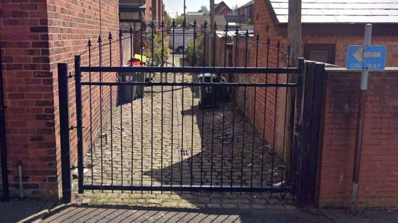 Preston alley gates should stay, residents say - BBC News
