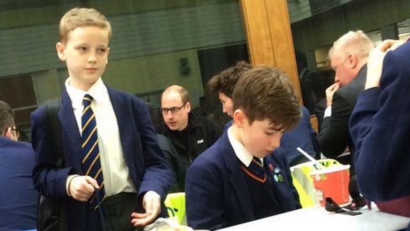 Prince William joins Stevenage school pupils for lunch - BBC News