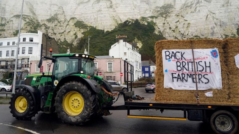 Dover farmers launch tractor demo against 'unfair' prices - BBC News