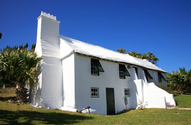 Why houses in Bermuda have white stepped roofs - BBC News