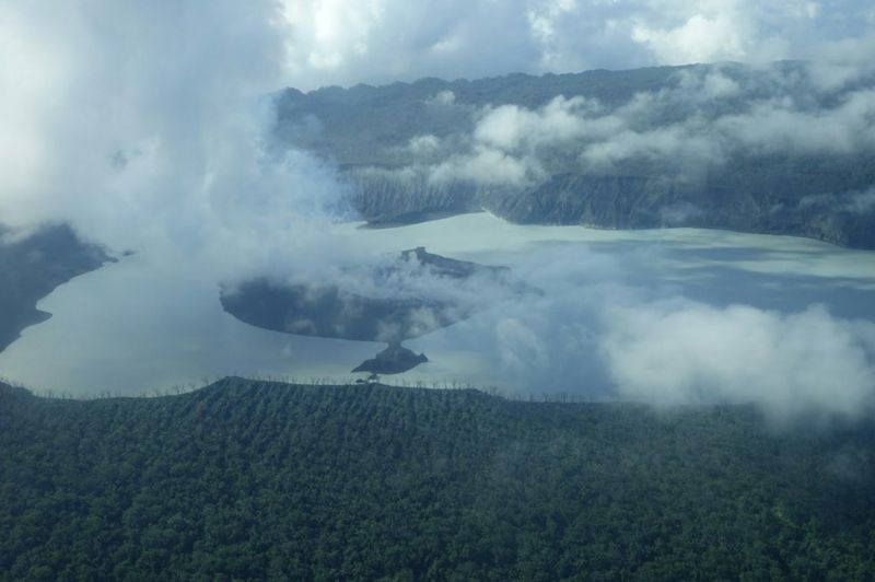 Vanuatu volcano eruption sparks Ambae island evacuation - BBC News