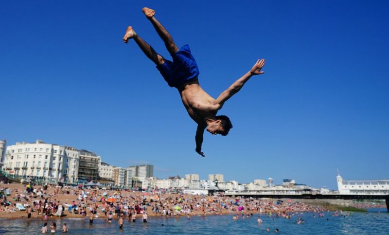 In pictures: UK soaks up sun as heatwave set to continue - BBC News