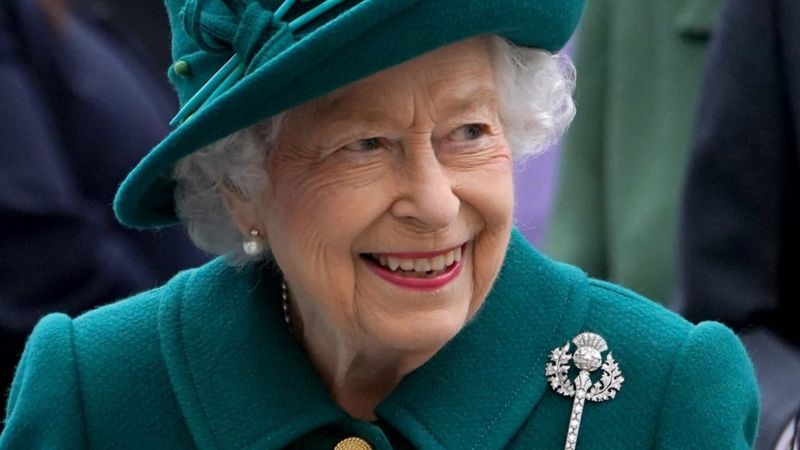 In pictures: Queen officially opens Scottish Parliament - BBC News