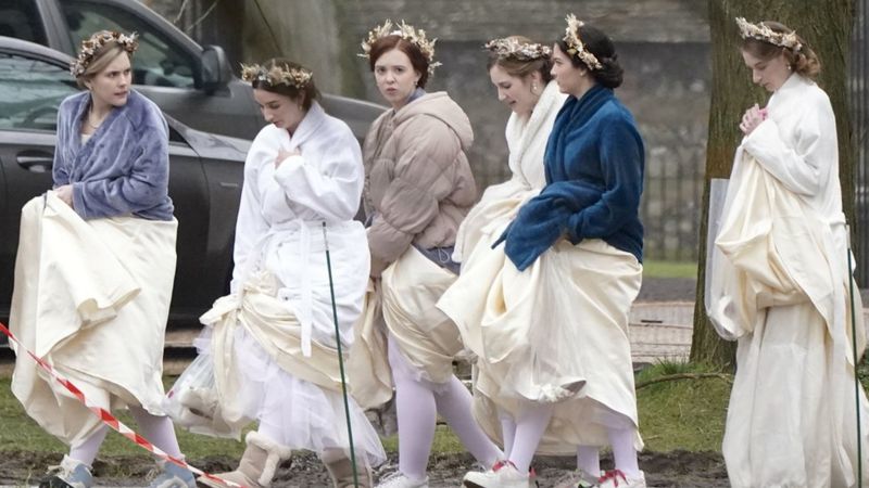 Netflix hit The Crown films at York Minster - BBC News