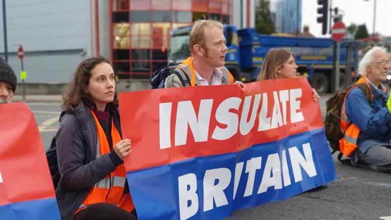 Insulate Britain: Protesters block roads leading to M25 - BBC News