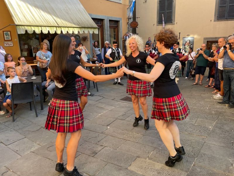 In pictures: Italian town Barga celebrates links with Scotland - BBC News