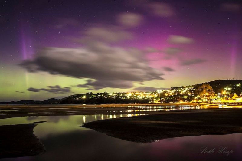 Aurora Australis: Solar flares light up Australian skies - BBC News