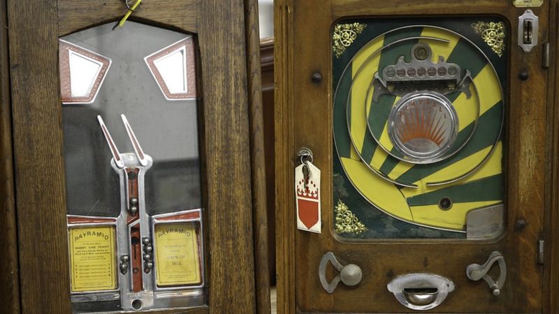 Rare seaside slot machines go under the hammer in Louth - BBC News