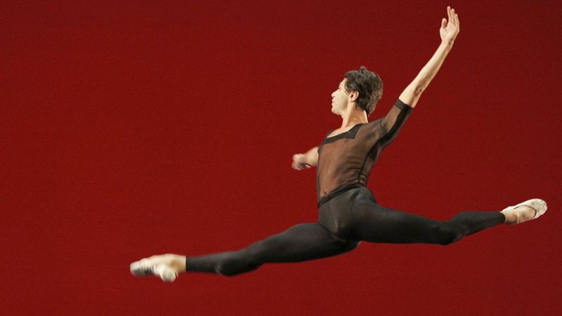 Ballet and football collide on the Russian stage - BBC News