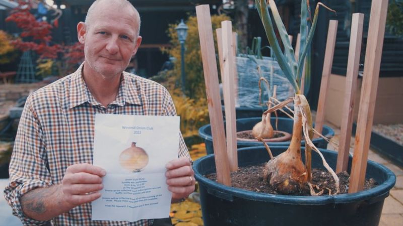 Stainsacre: Inside a competitive onion-growing club - BBC News