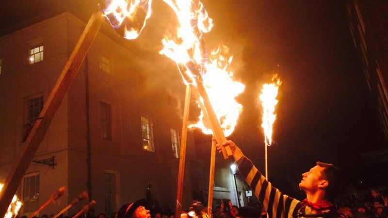 Lewes Bonfire night parade's 'racist' costumes to be axed - BBC News