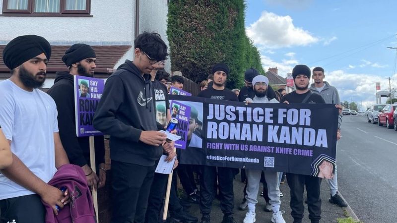 Ronan Kanda: Knife crime march following death of 16-year-old - BBC News
