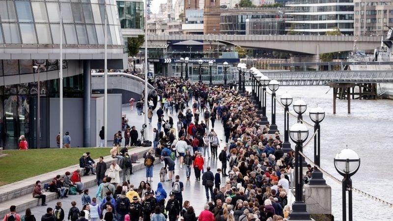 Queue for Queen's lying-in-state reopens after seven hours - BBC News