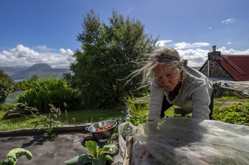 The remote UK community living off-grid - BBC News