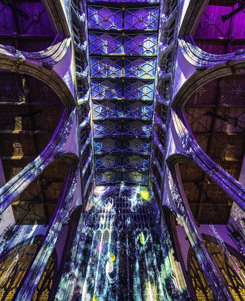 Hull Minster's interior illuminated in colourful light show - BBC News