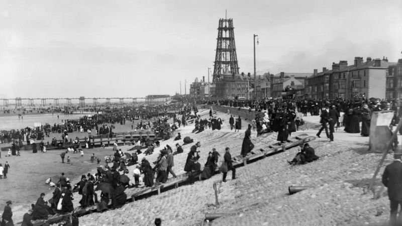 Blackpool Tower 'fire' was fluttering orange netting - BBC News