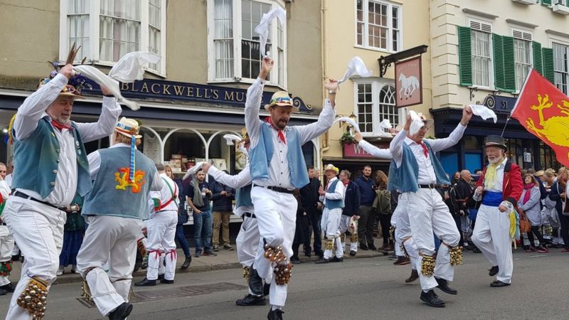 Thousands attend May morning celebration in Oxford - BBC News