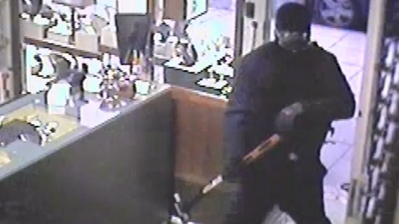 Cheltenham armed robbers drop jewellery raid haul - BBC News