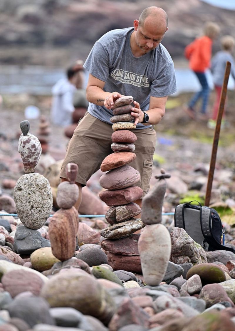 Stone stackers pile up in Dunbar for European championships - BBC News