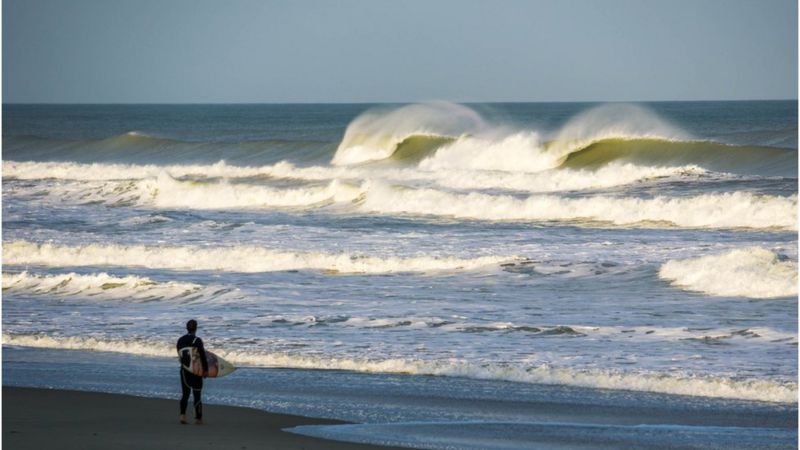 Swell time for UK surf photographers - BBC News