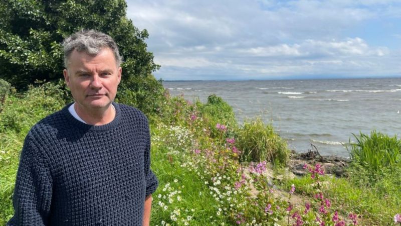 Lough Neagh: Pollution putting livelihoods and lake at risk - BBC News