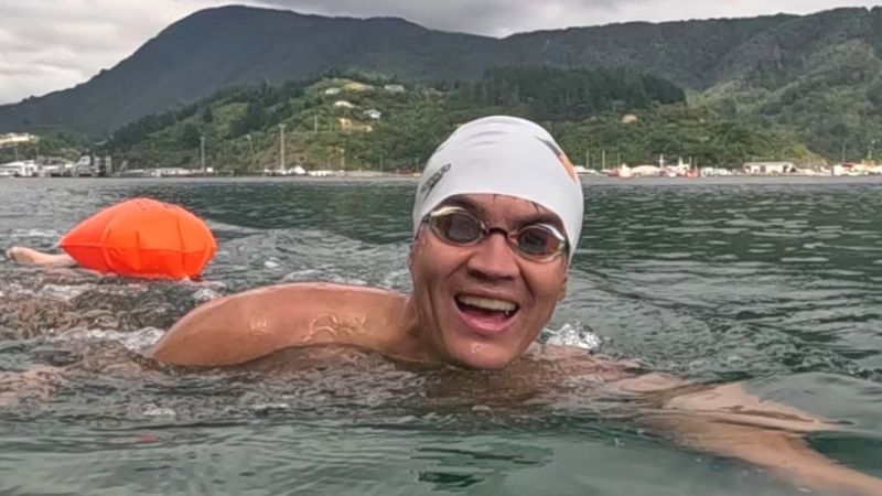 Scottish swimmer sets record between New Zealand islands - BBC News