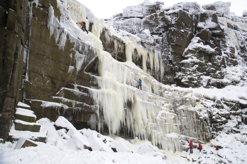 Climbers tackle frozen waterfall at Derbyshire's Kinder Downfall - BBC News