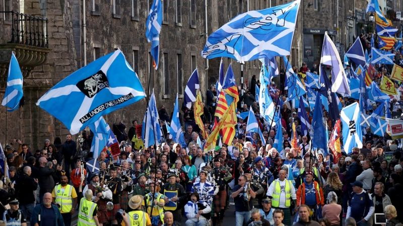 Thousands march in Edinburgh for Scottish independence - BBC News