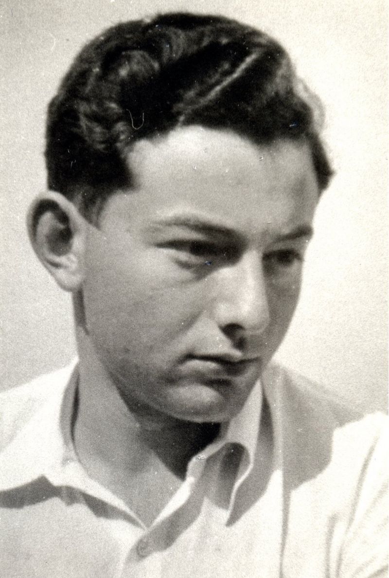 Photos from families ripped apart by the Holocaust - BBC News