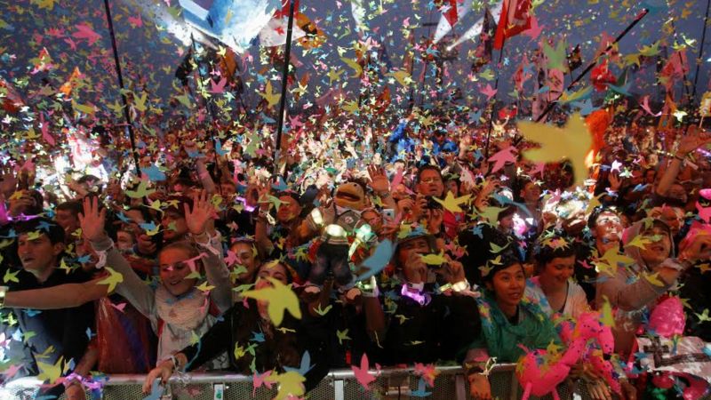 Coldplay close Glastonbury 2016, with help from the Bee Gees - BBC News