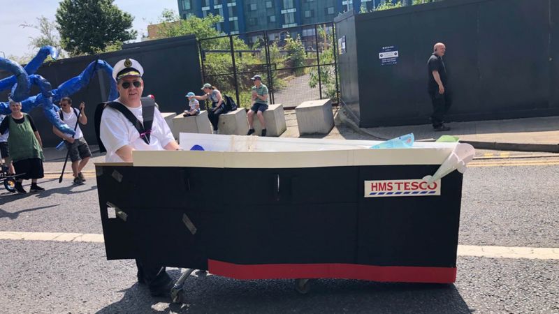 Luton carnival: Thousands line streets to 'showcase' culture - BBC News