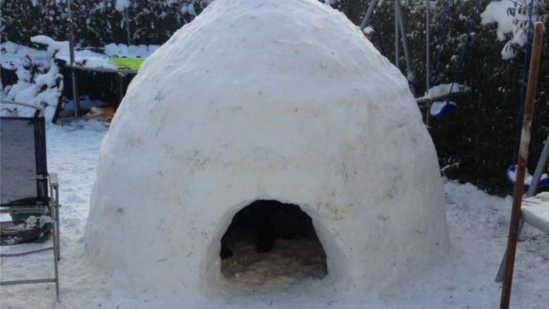 Former soldier builds igloo as cool play house for children - BBC News
