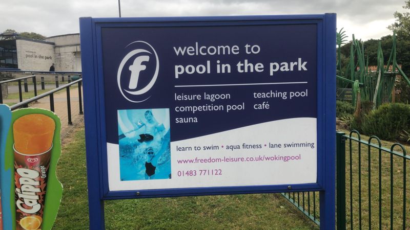 Thousands sign petition to save under-threat Woking pool - BBC News