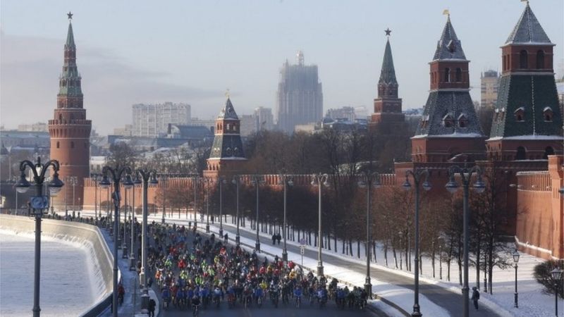 Hundreds of cyclists brave Moscow cold - BBC News