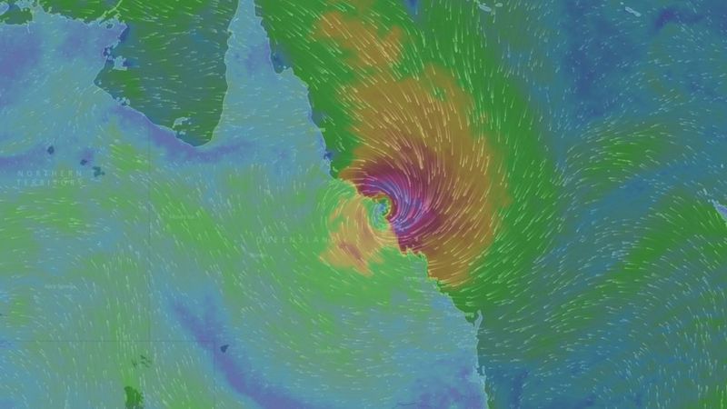In pictures: Cyclone Debbie hits Australia - BBC News