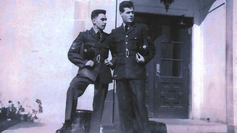 RAF Christmas Island veteran, 85, receives nuclear testing medal - BBC News